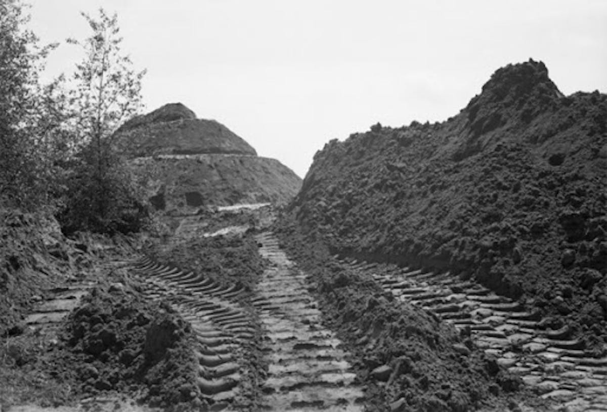 Broken Circle / Spiral Hill (Robert Smithson & Nancy Holt) – Fotomuseum ...