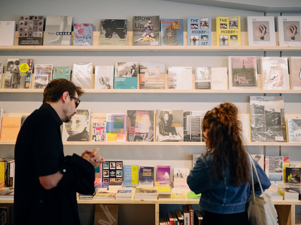 Silent reading rave – Read Alone Together! – Fotomuseum Winterthur